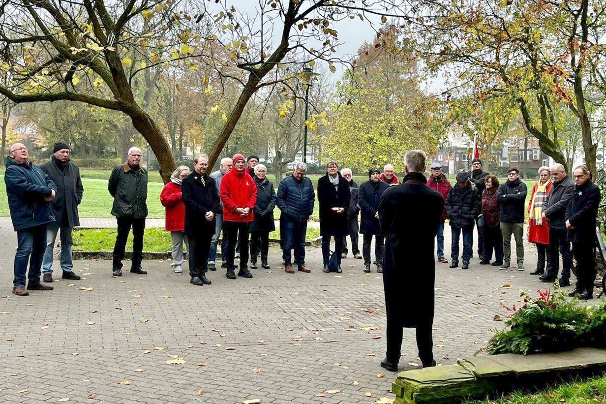 Gedenken und Kranzniederlegung am Volkstrauertag › SPD Neumünster